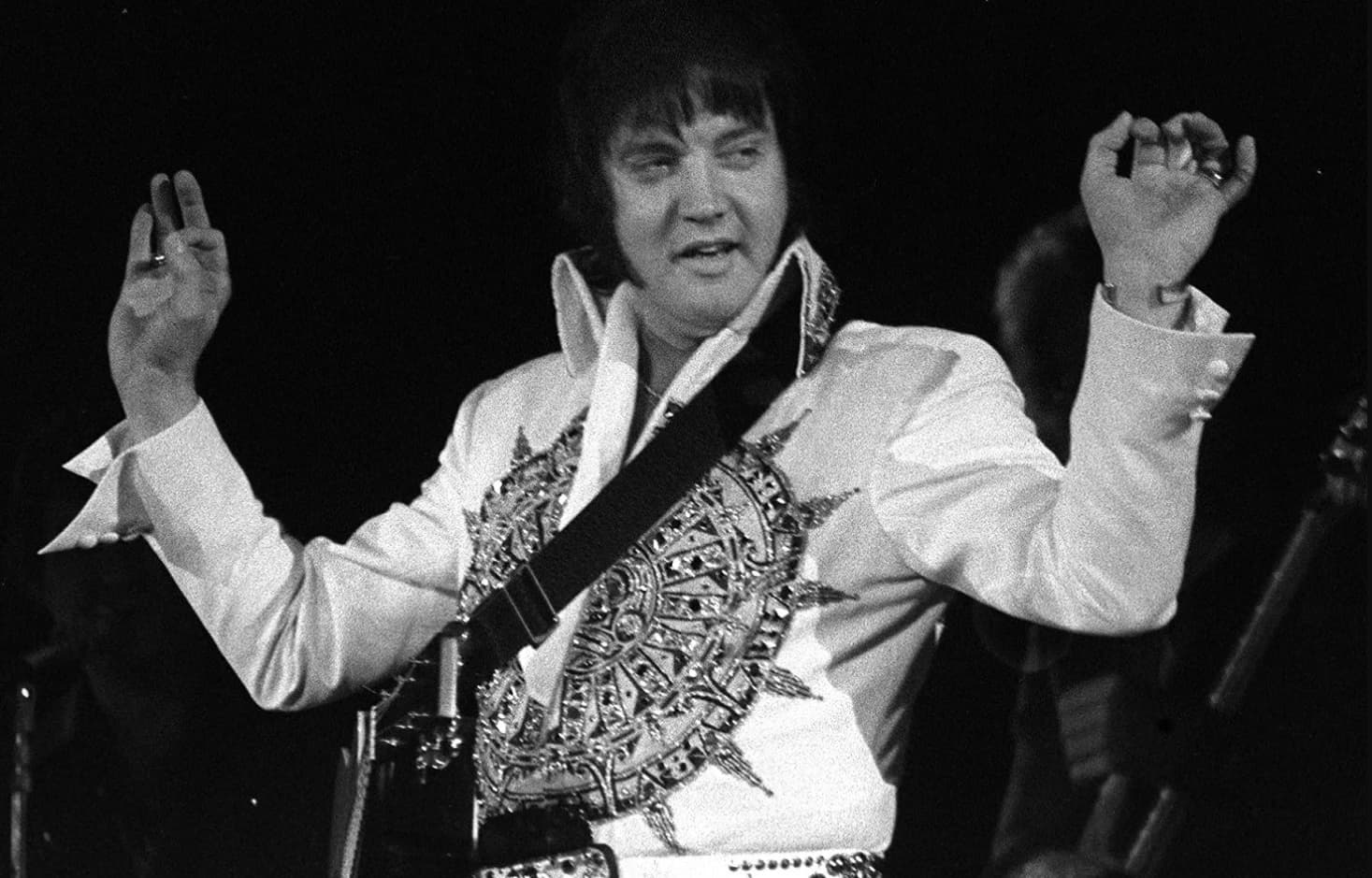 Elvis Presley sings Hurt during his final performance (June 1977 ...